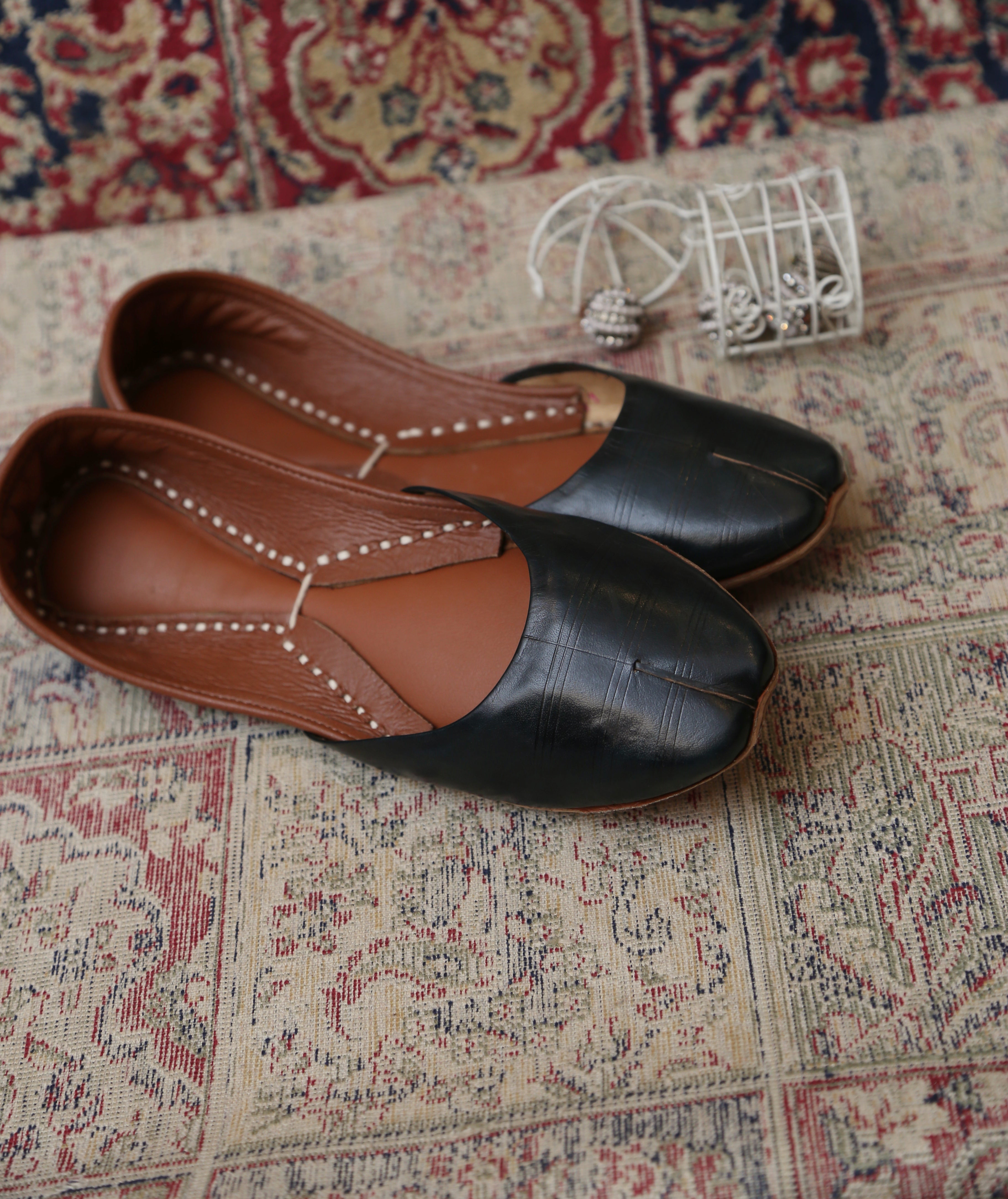 Black Simple Leather Khussa – Khussa Corner