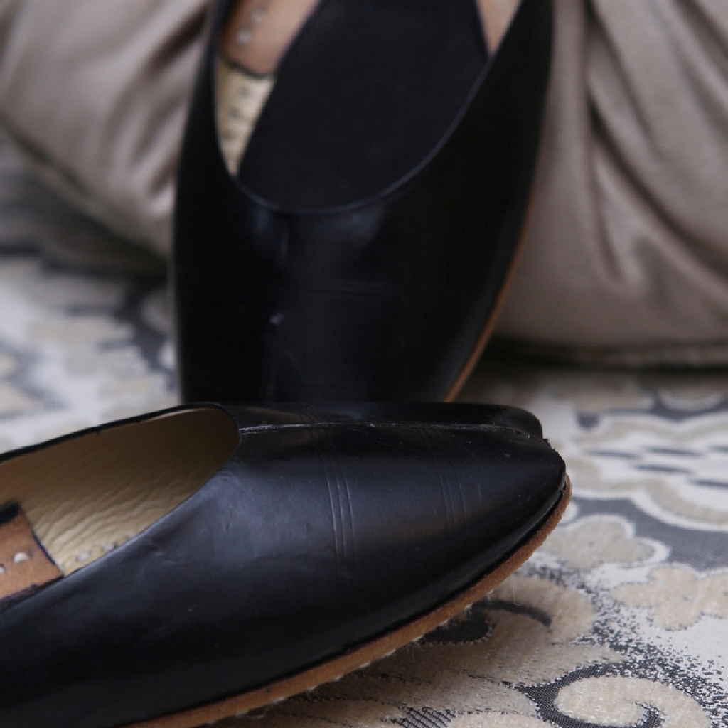 Black Simple Leather Khussa – Khussa Corner